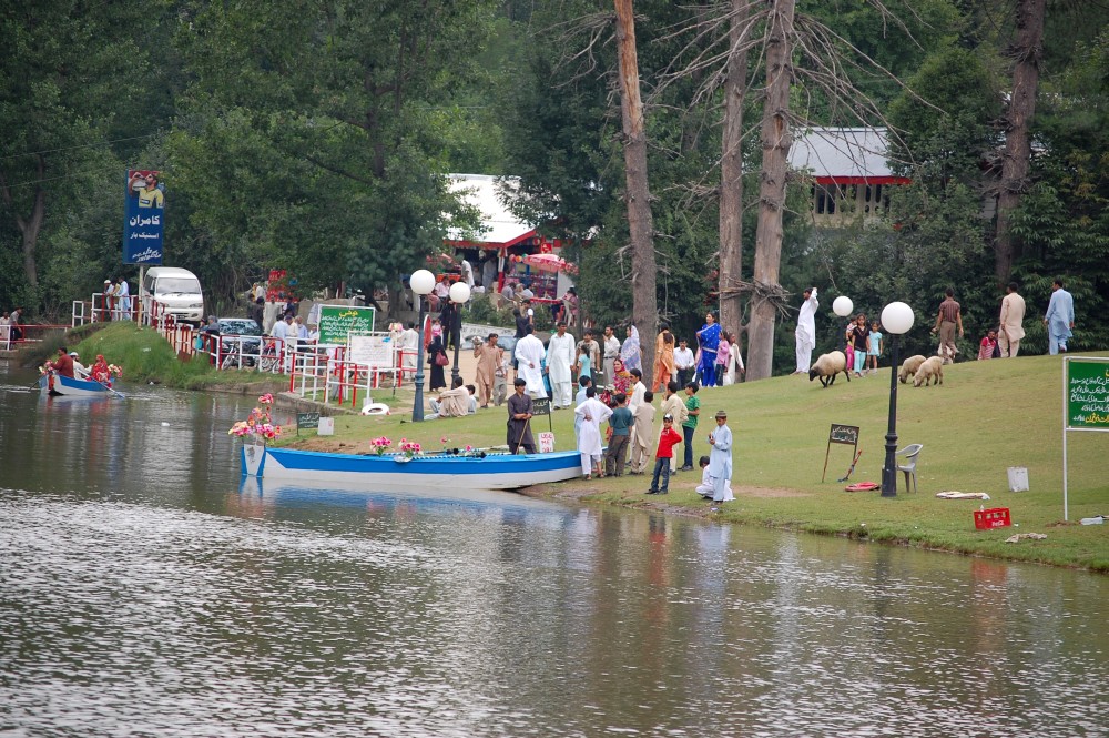 beauty of kashmir: ABOUT TOli peer and BANJOSA
