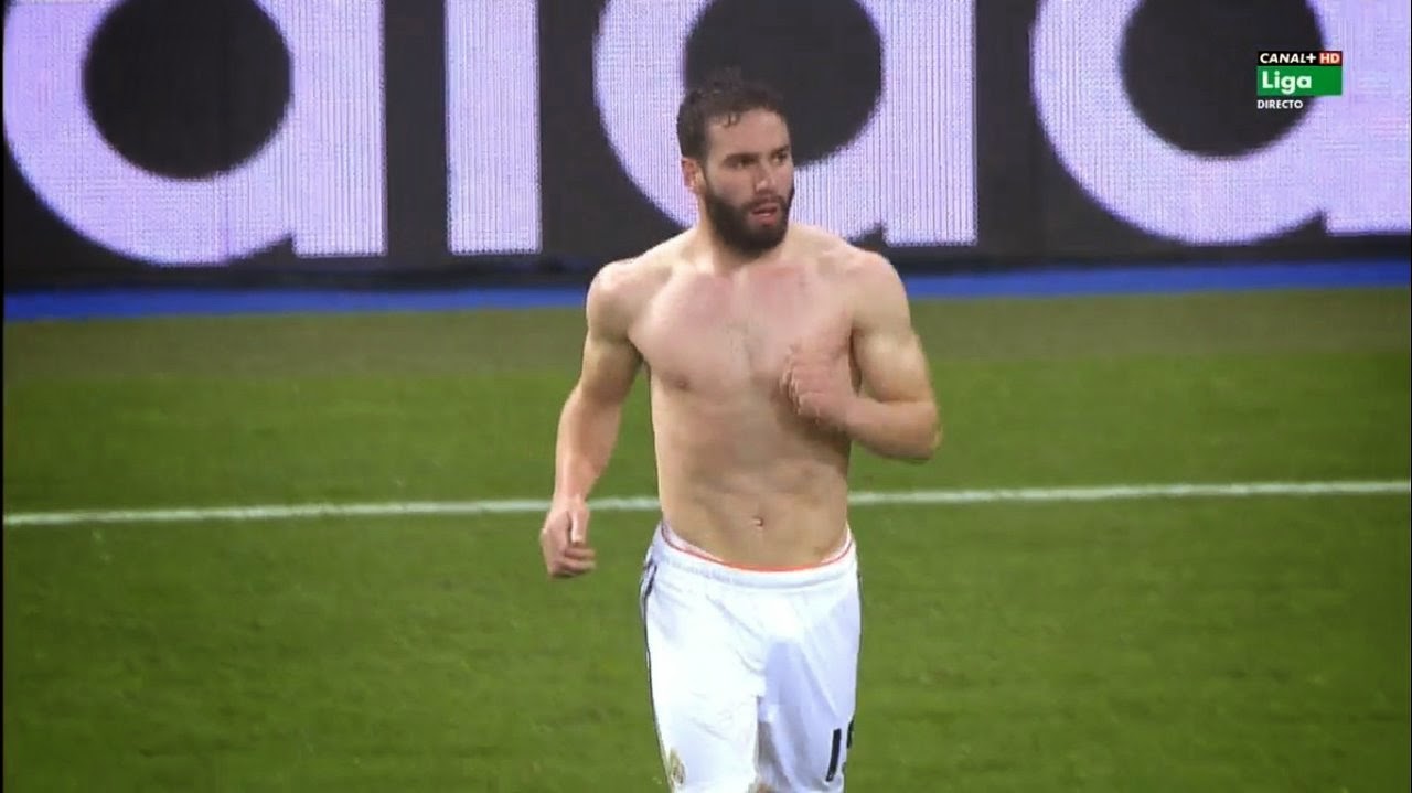 La Galeria del tio bueno: Dani Carvajal sin camiseta en el campo de juego La Galeria del tio bueno: Dani Carvajal sin camiseta en el campo de juego