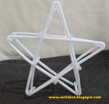 Art School: How To Make a Christmas Lantern from Drinking Straws
