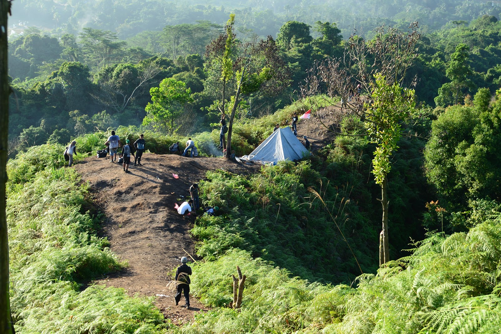 Memungut harapan Di puncak Bukit Biru