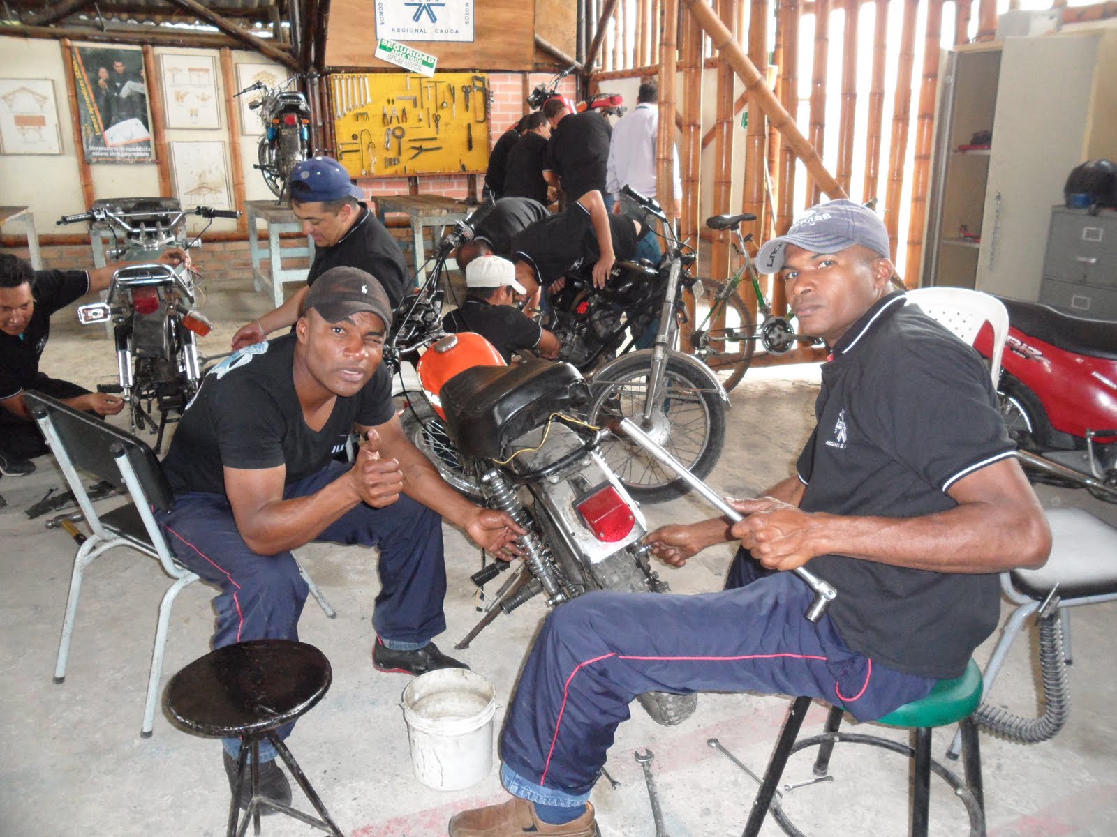 PISTONES: PARTES DEL MOTOR 2 TIEMPOS