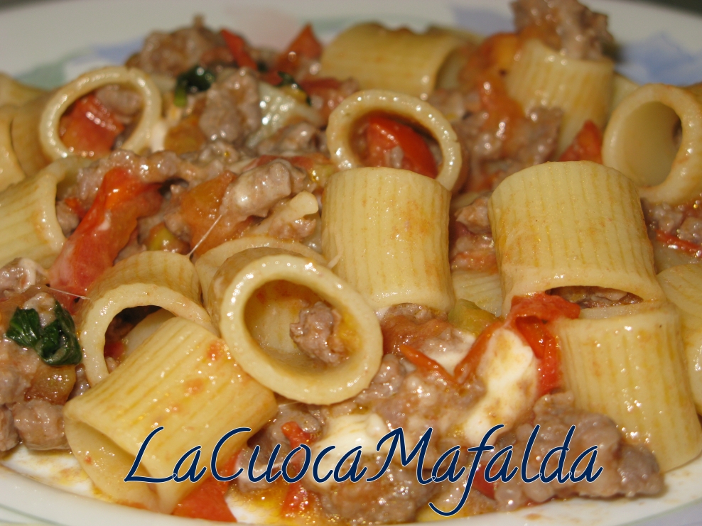 La Cuoca Mafalda: Mezzi rigatoni filanti con salsiccia e pomodoro