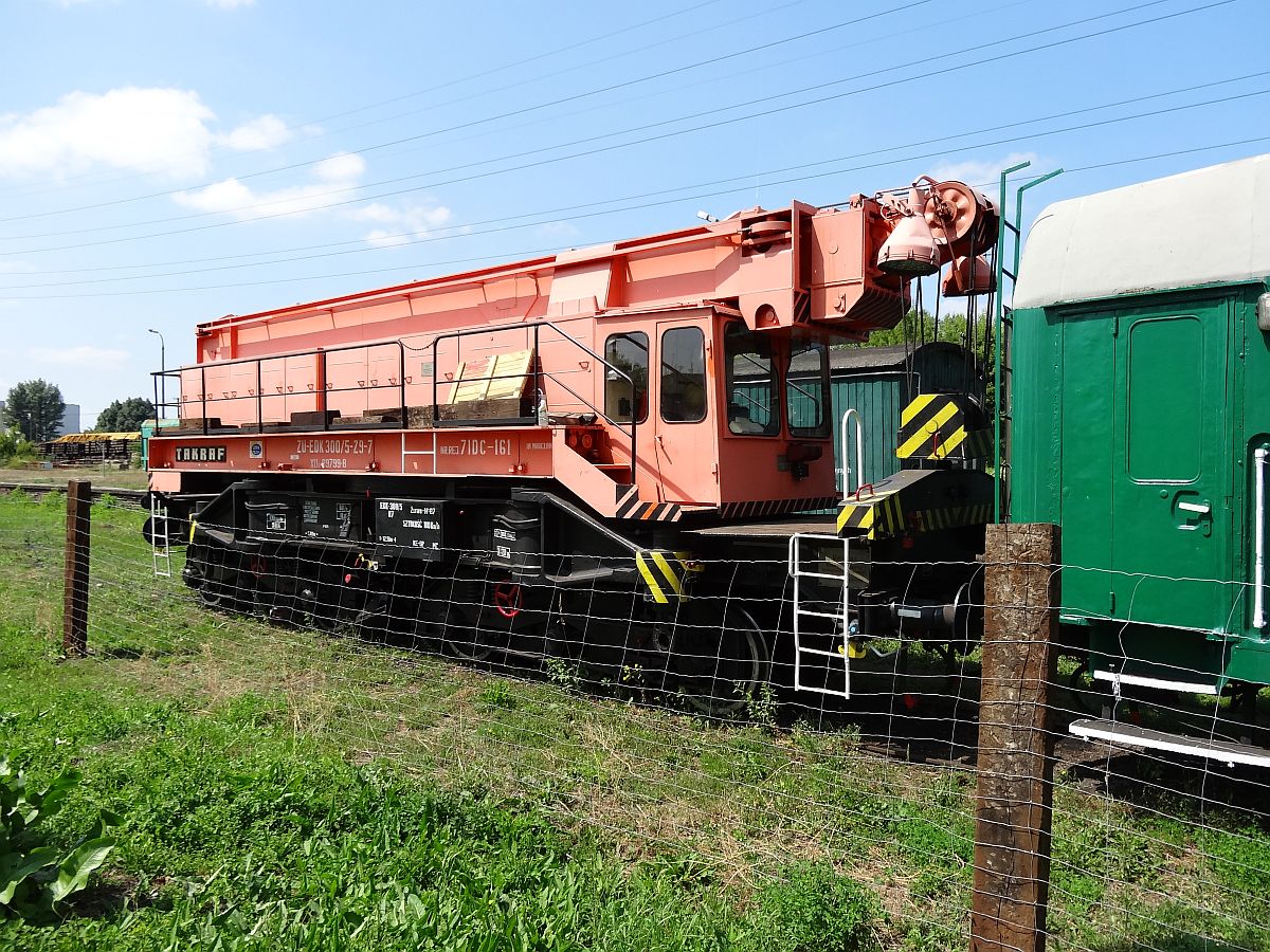 Żuraw kolejowy EDK-300/5 i dźwig do przęseł torowych UK-25/18 | Torowy