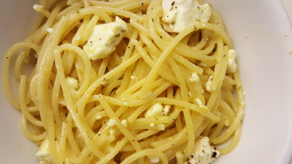 eat-culture: Spaghetti mit Feta-Käse (Spaghetti with feta cheese)