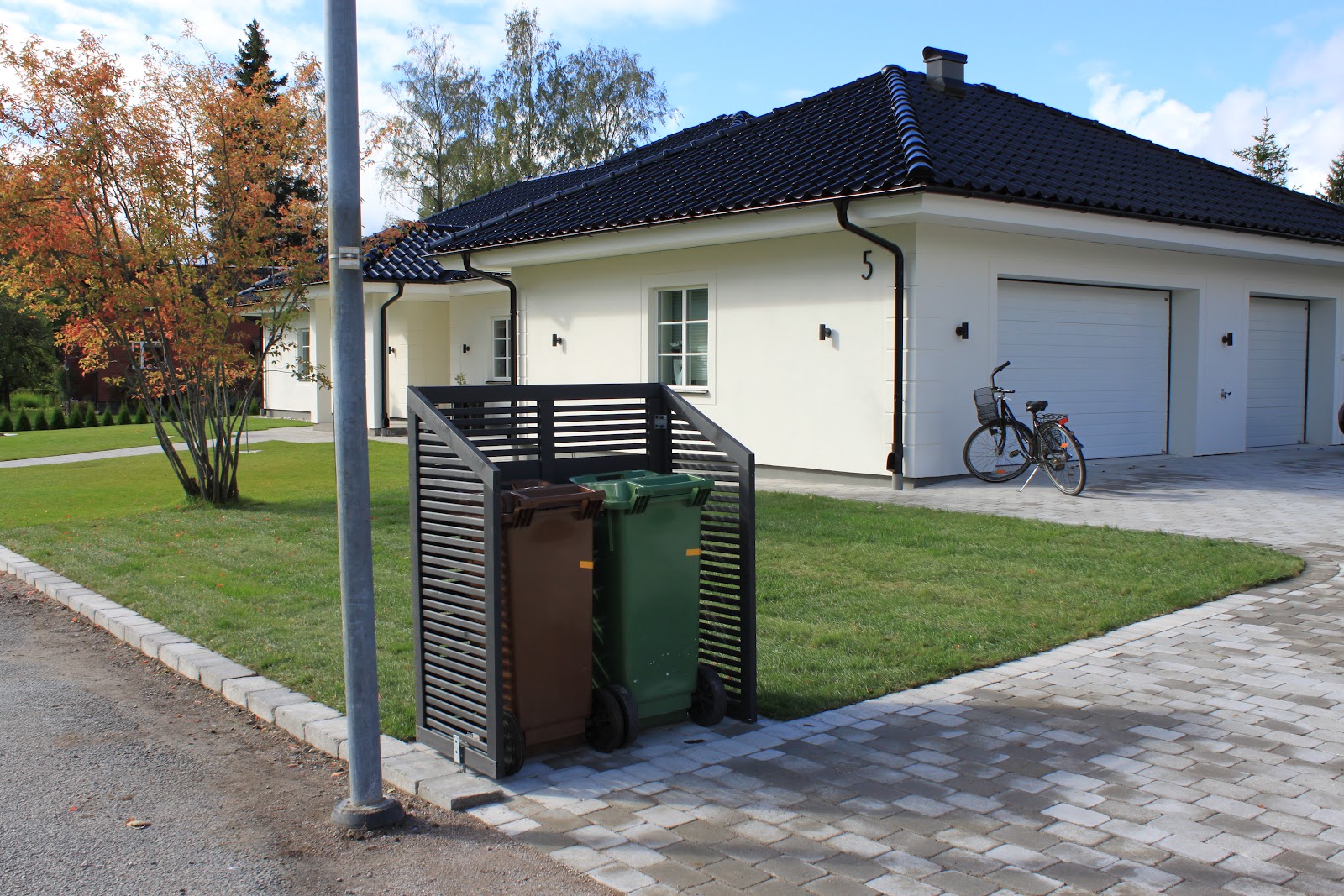 AM Dreamhouse: Gräsmatta och "garage" till soptunnorna