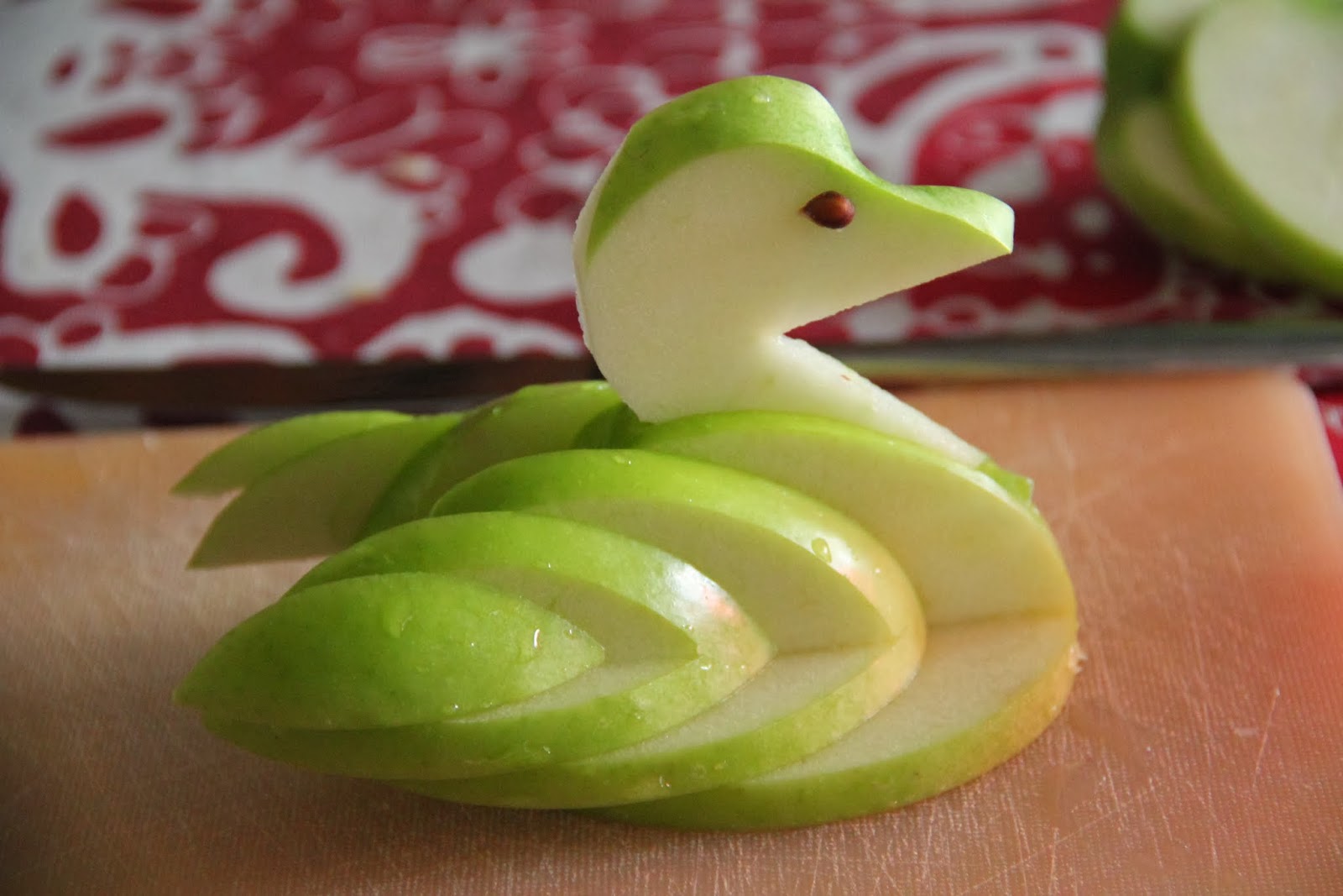 MyFoodBlogi: Super easy apple swan