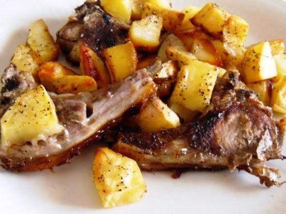 Chef Telemachus/Ithaca : ΑΡΝΙ ΦΟΥΡΝΟΥ ΜΕ ΠΑΤΑΤΕΣ, ΜΟΥΣΤΑΡΔΑ ΚΑΙ ΜΠΥΡΑ
