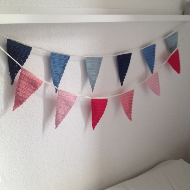 Louise Lykke Design: Gratis opskrift på hæklet vimpel