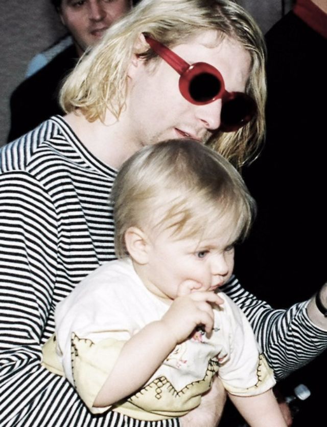 20 Rare and Candid Photographs of Kurt Cobain With His Baby Daughter ...