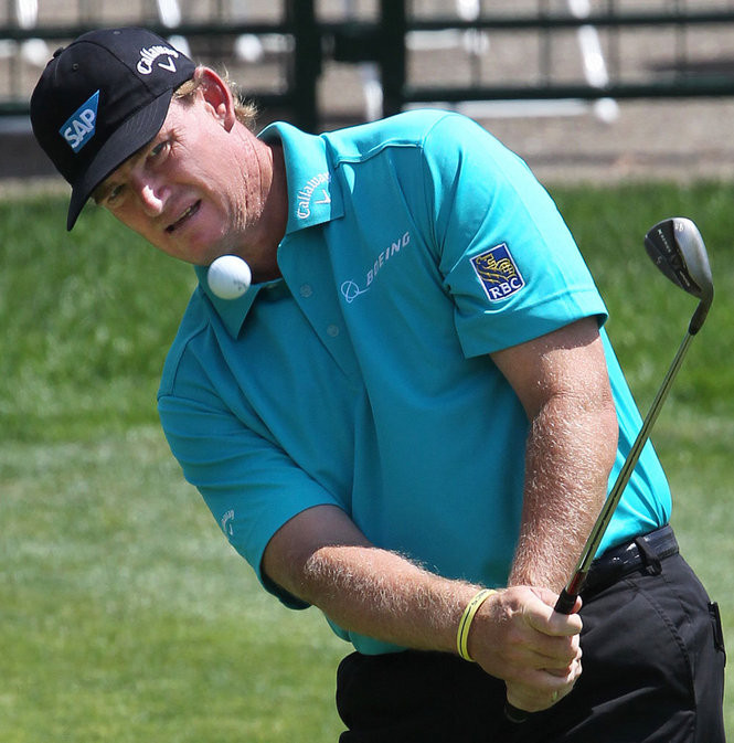 Ernie Els on Under Pressure Chipping Shot : Hold The Grip Very Light ...