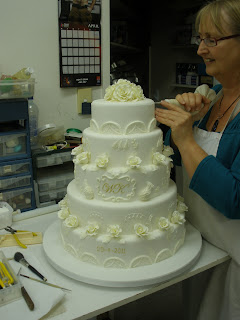 Whangarei Cake Decorators Guild: Demonstration of Lambeth method royal ...