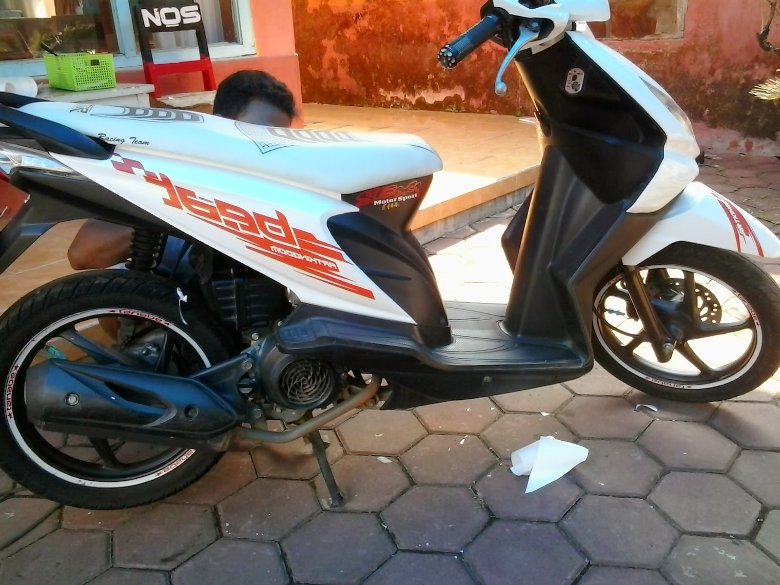 Honda beat putih orange