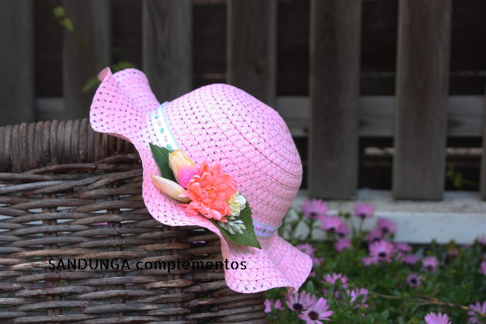Sandunga Complementos: SOMBRERO: Rosa con flores