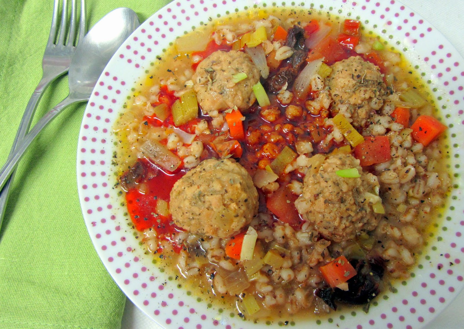 cocina con luz verde: Guiso de cebada con albondiguillas