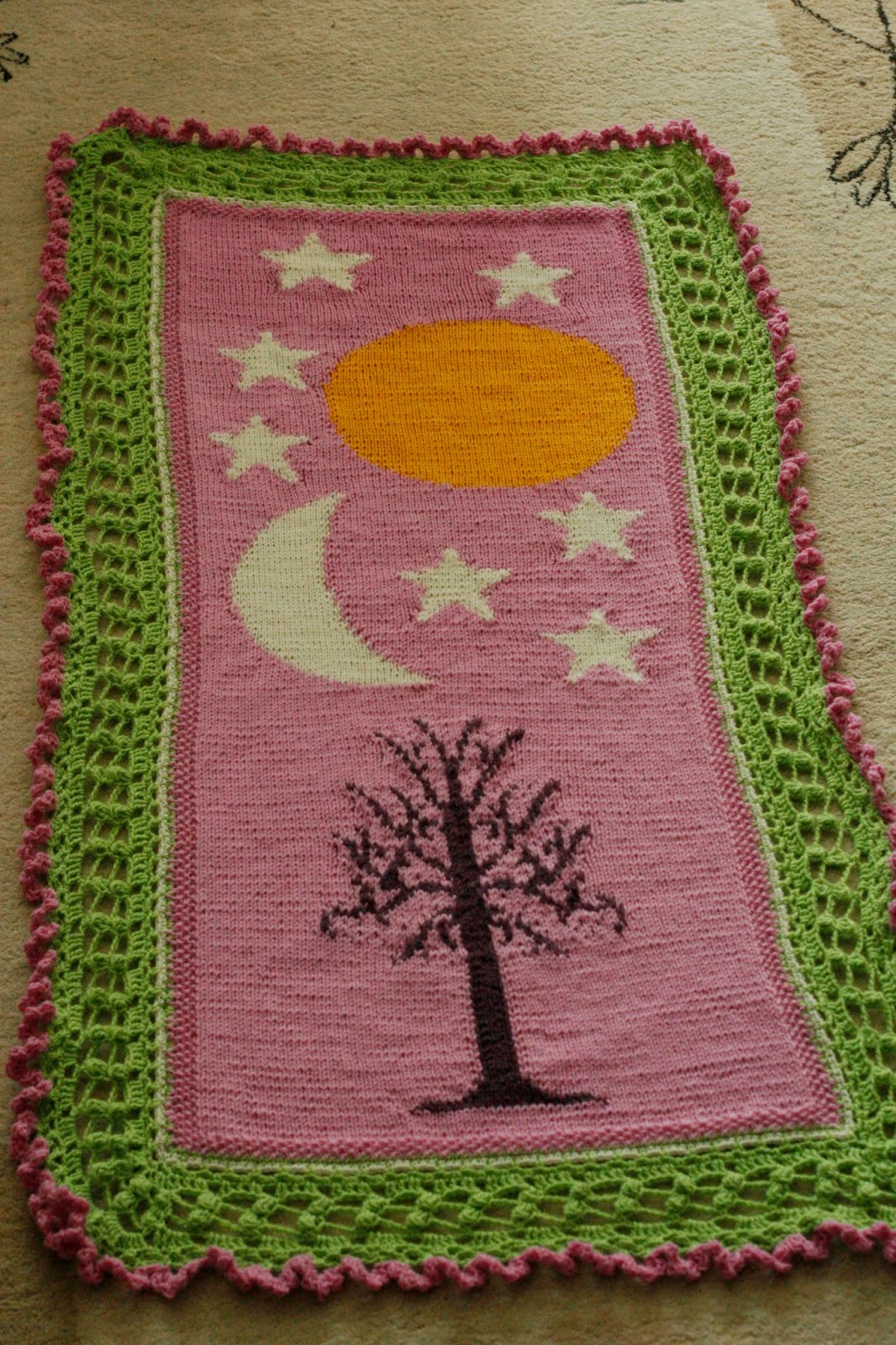 Kätten hipiällä: Puu ja kuu - neulottu vauvan peitto