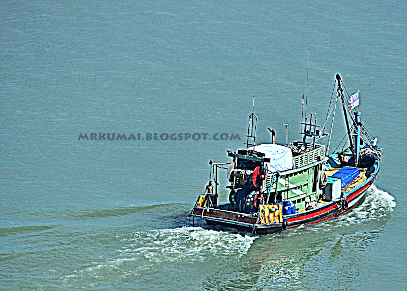 mrkumai.blogspot.com: Catatan Perjalanan: Bot Nelayan di Kuala Terengganu