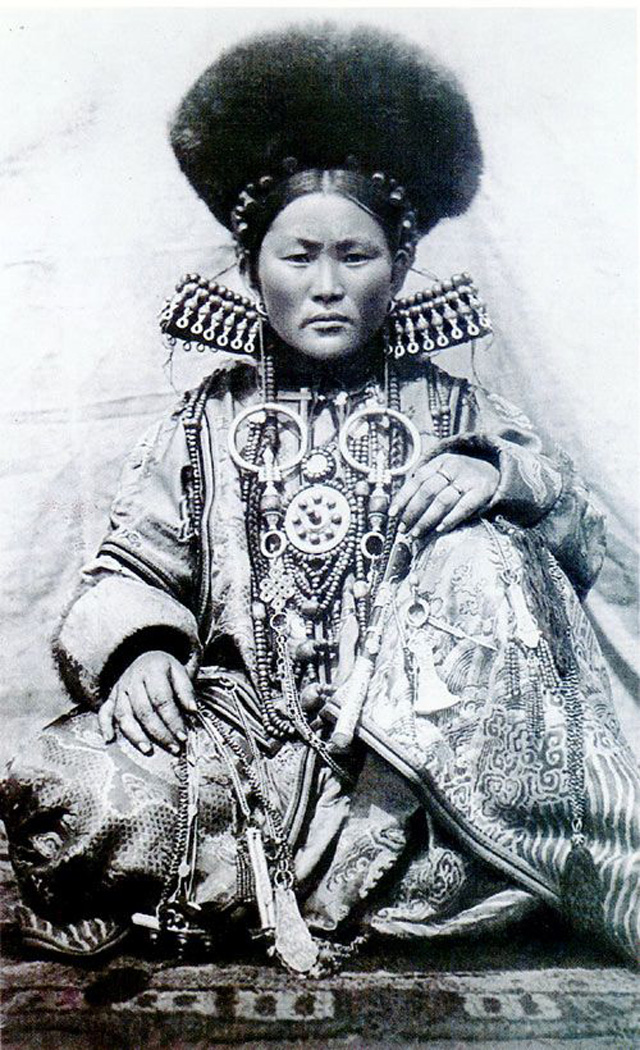 23 Amazing Vintage Portrait Photos of Khalkha Women in Their Mongolian ...