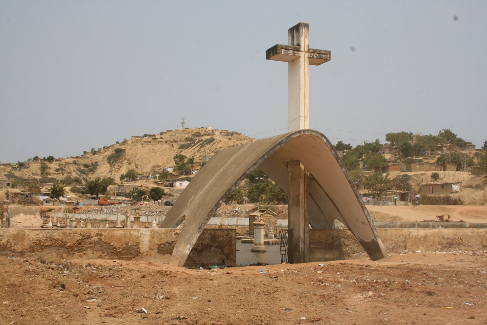 Morro do Sombreiro: Imagem do cemitério do Sumbe limpo no exterior e ...
