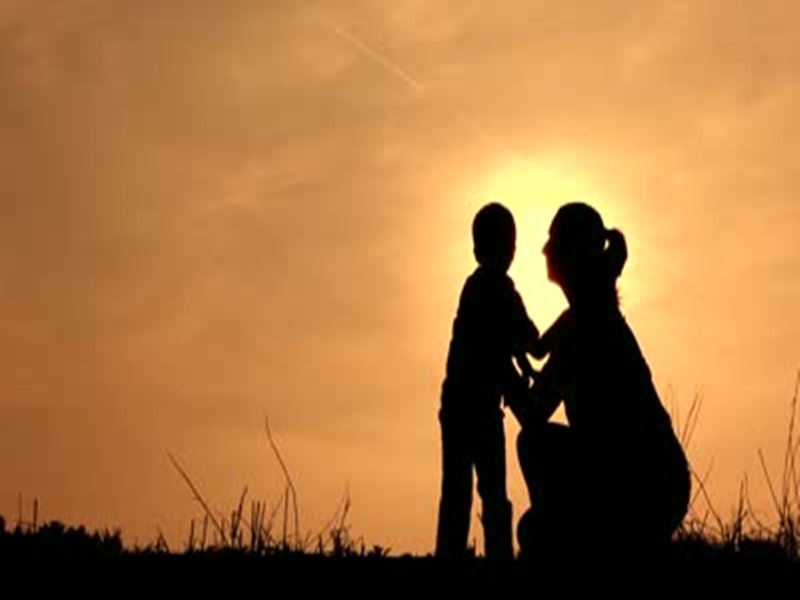 **MENSAGENS E GIFS DA TEKA**: SILHUETAS DE MÃE COM FILHOS AO POR DO SOL