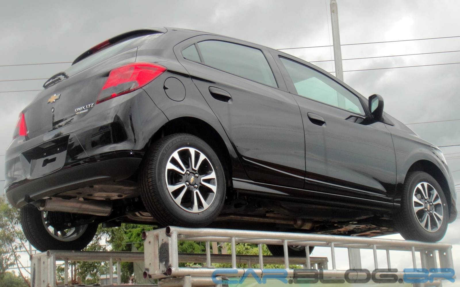 Onix LTZ Preto - fotos do interior e externas