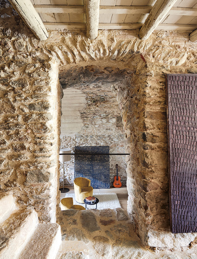 Inspired by the past and nature: old farm house transformation in Spain