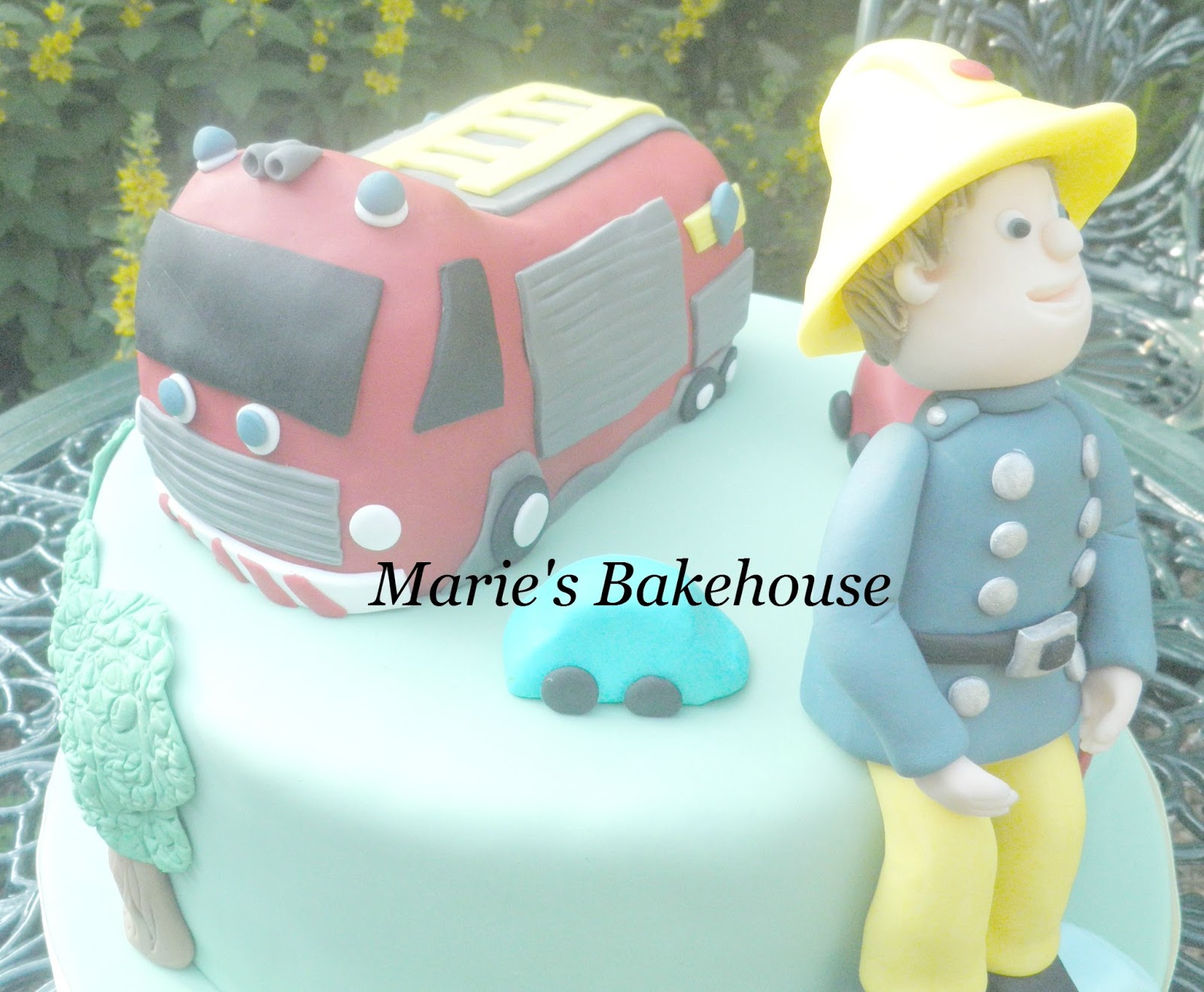 Marie's Bakehouse: How to create a simple leaf effect on sugarpaste trees