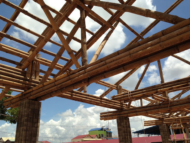 KOMITU: UPDF Community meeting hall with bamboo structures