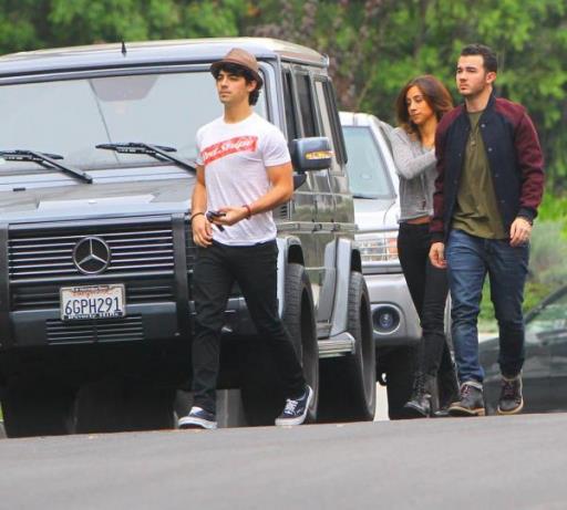 DIA DIA CON LOS JONAS: [FOTOS] Jonas Brothers caminando en los Angeles ...