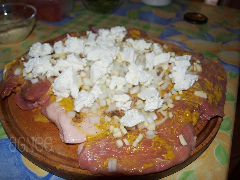 Szőlőlevélbe göngyölt disznóhús-tekercs