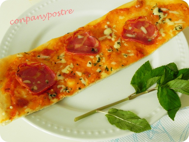 Con pan y postre: Pizza de lomo embutido y menta fresca