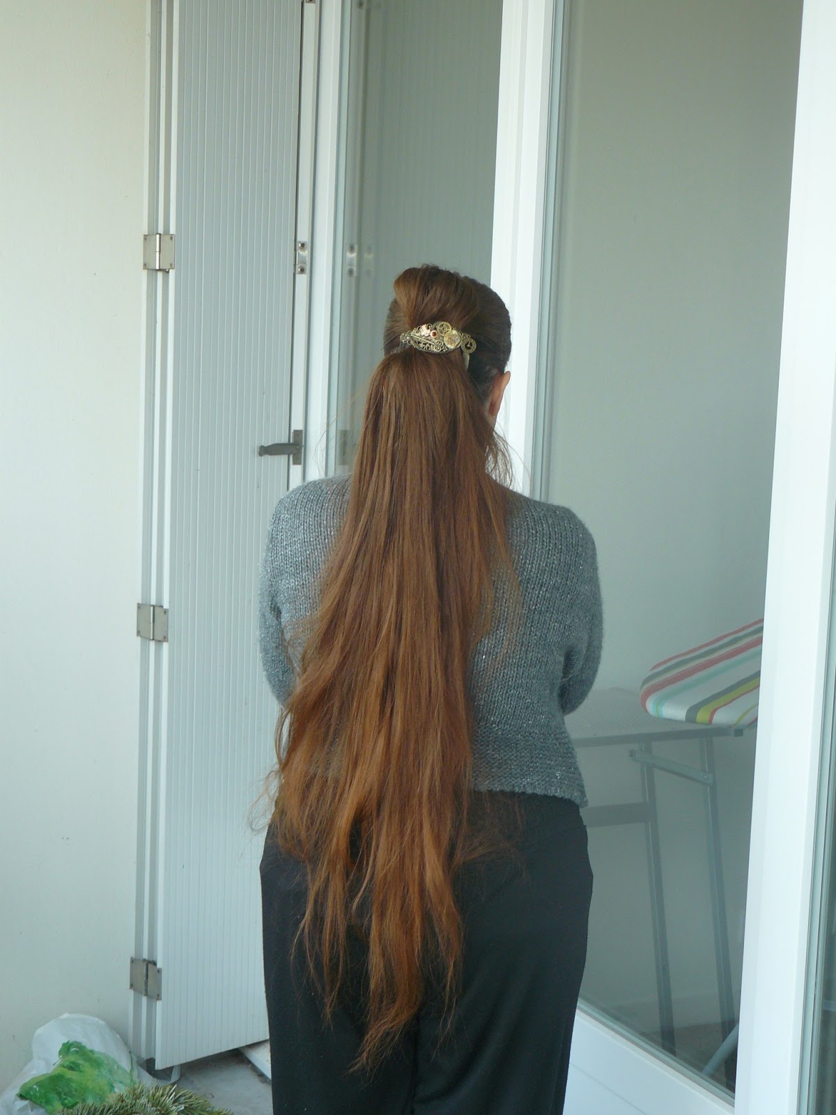 1001 coiffures: Chignon queue de cheval avec barrettes