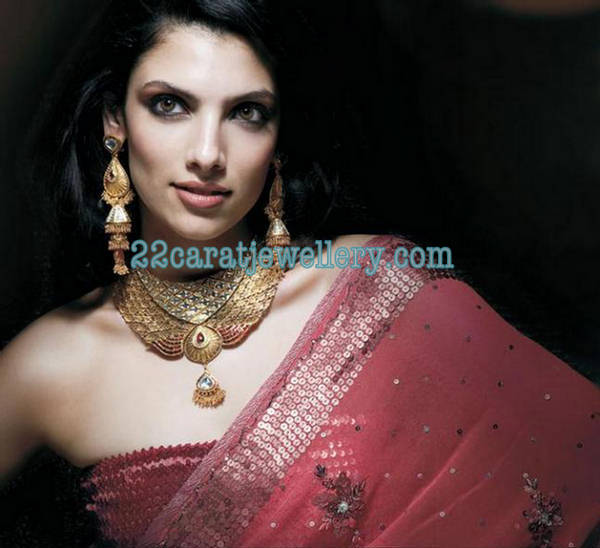 Models with Classic Antique Gold Bridal Jewellery - Jewellery Designs