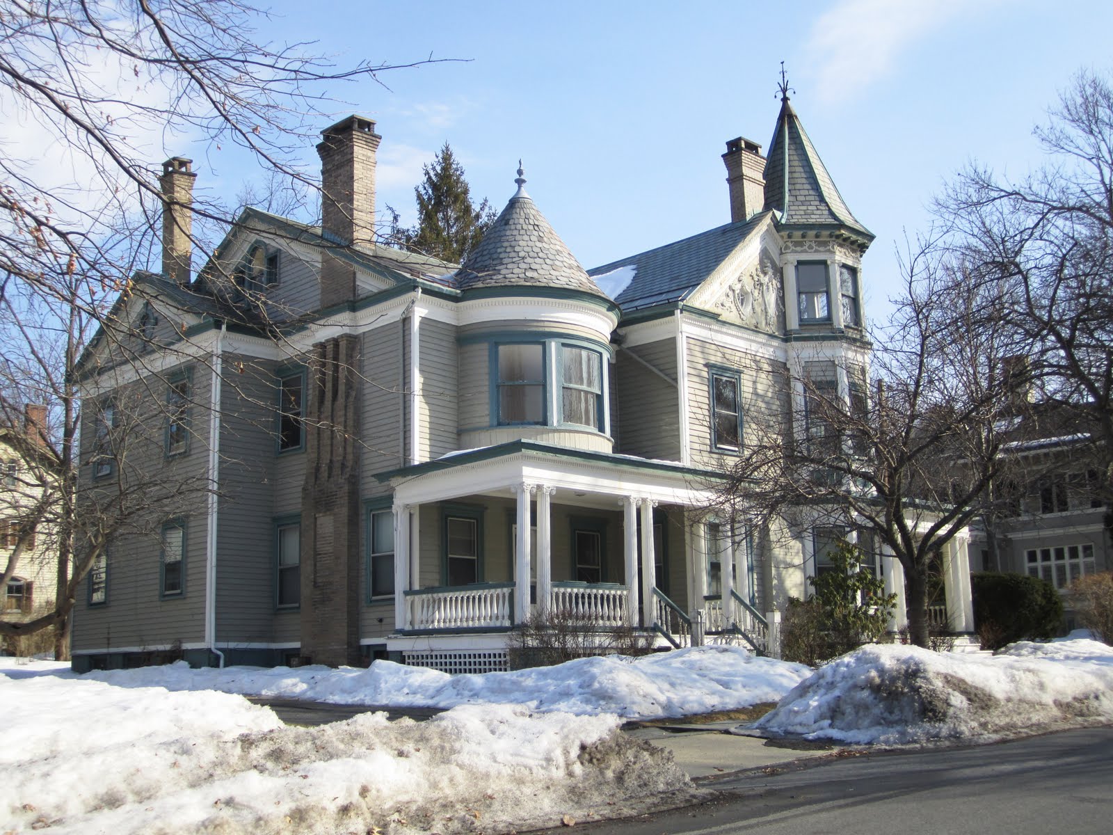 BIG OLD HOUSES: Poughkeepsie (1 of 3)