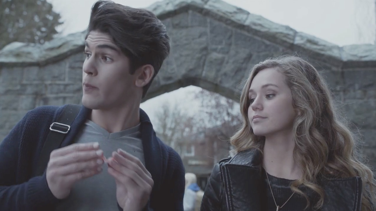 Película Un Vampiro Mentiroso, con Rahart Adams y Brec Bassinger - TVCinews