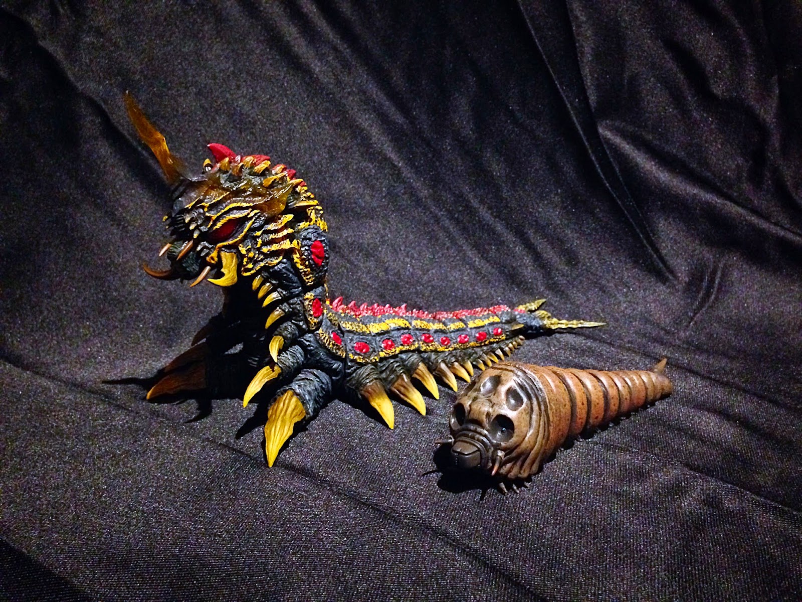 The Kaiju Planet: Figure Review: S.H. MonsterArts Mothra & Battra Larva Set