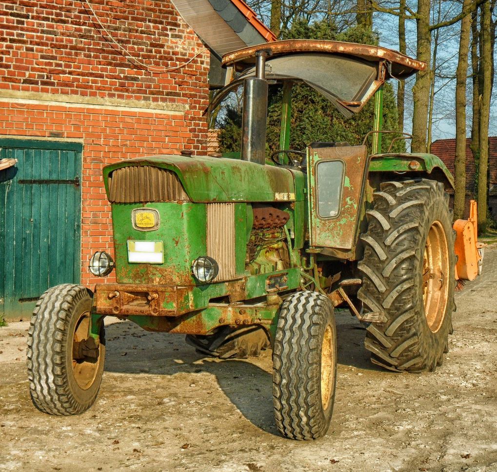 Ilmaisia kuvituskuvia: Traktori