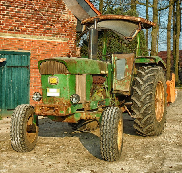 Ilmaisia kuvituskuvia: Traktori