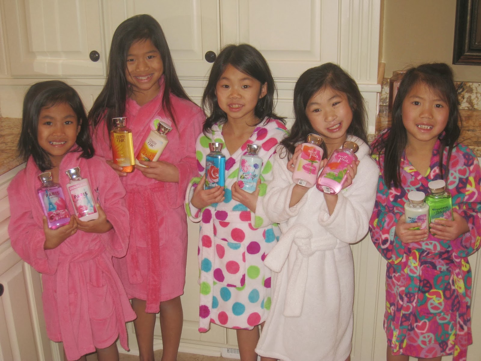 Home And Family : Shower Time For The Little Girls!