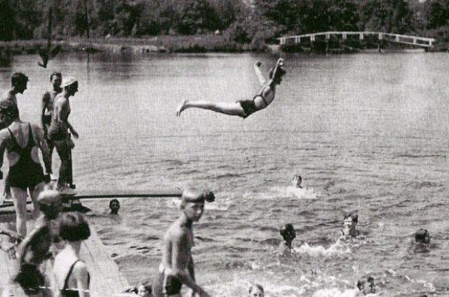 30 Hilarious Vintage Snapshots of People Diving Into Pools or Lakes ...