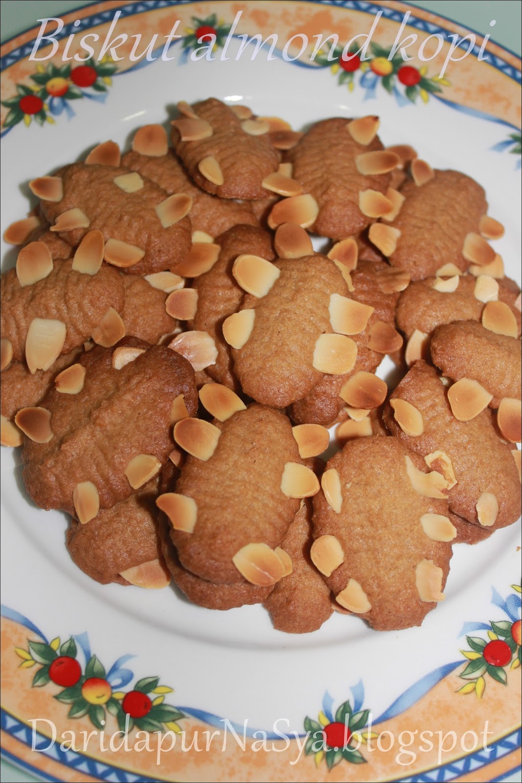 Dari Dapur NaSya: Biskut almond kopi