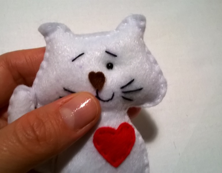 Tina's handicraft : Make a Cat With a Heart Keychain