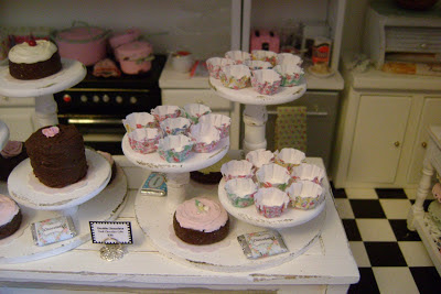 Baking In Miniature: Cupcake/Cake Display