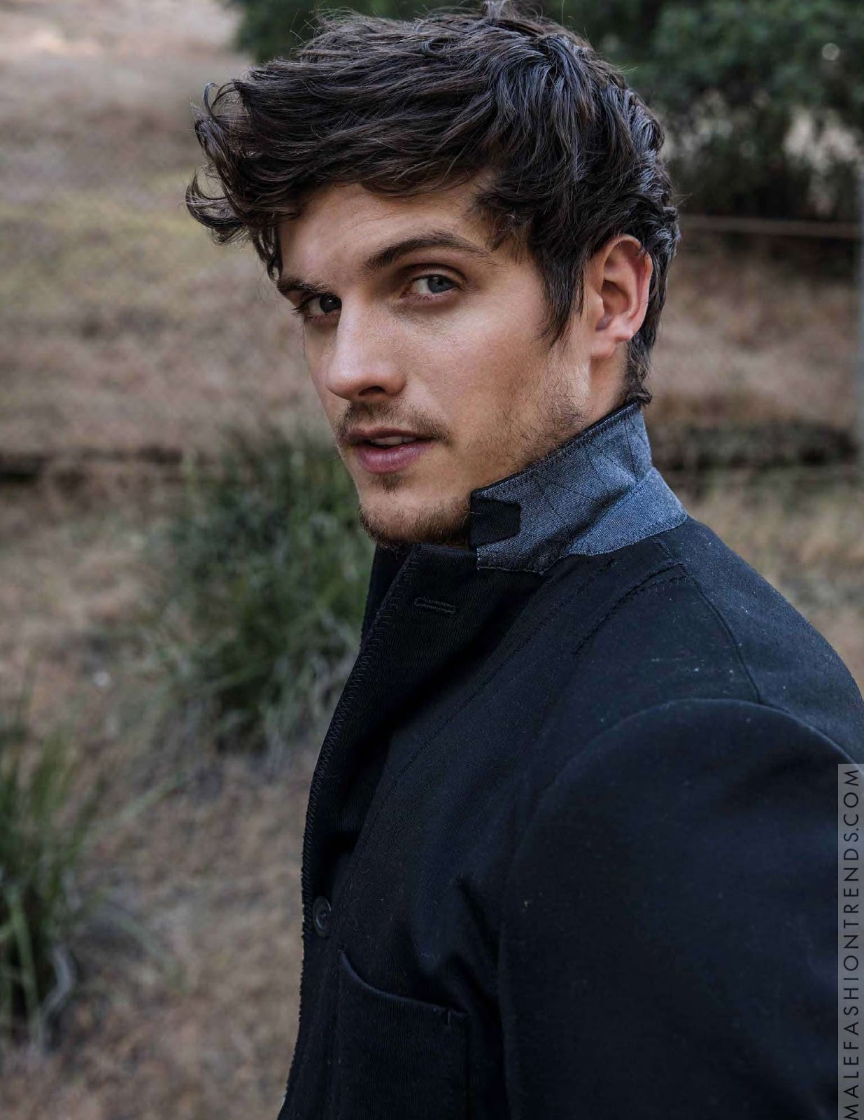 Daniel Sharman se viste de looks minimal para DAMAN Magazine