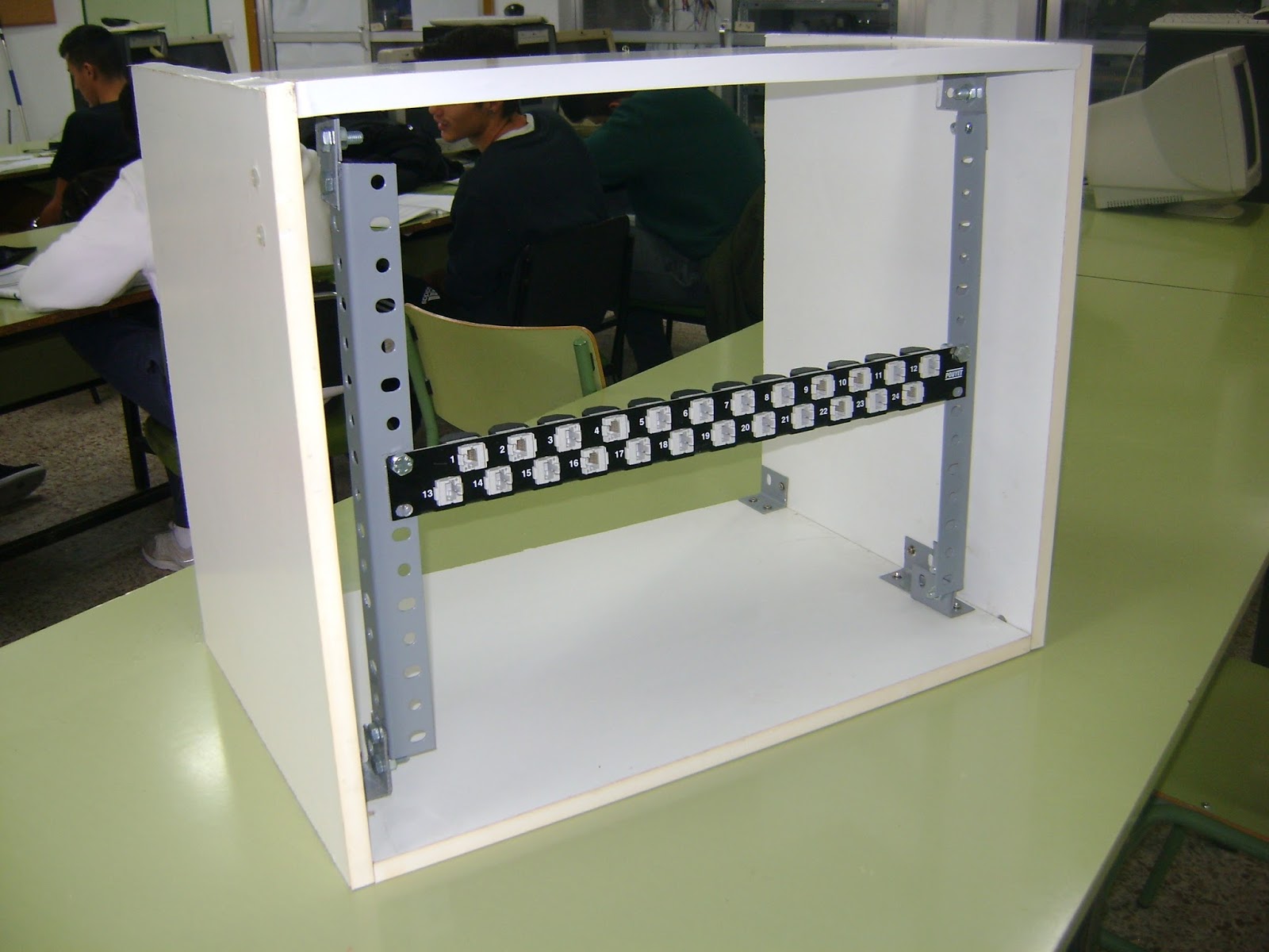 FORMACIÓN PROFESIONAL BÁSICA. Electricidad-Electrónica: MONTAJE DE UN RACK