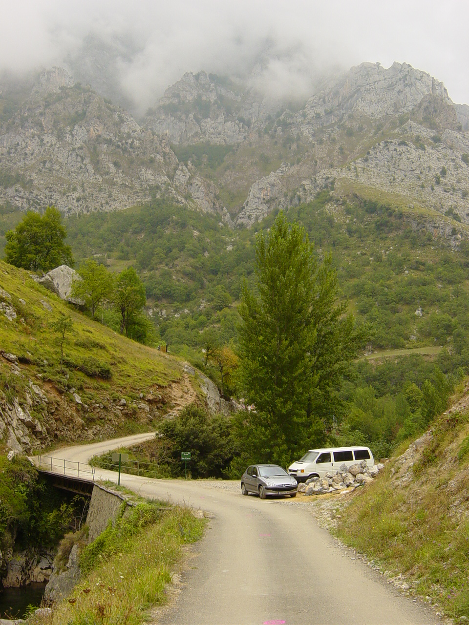 Periplo: 259.- Carretera de Cardiñanes a Caín (León)