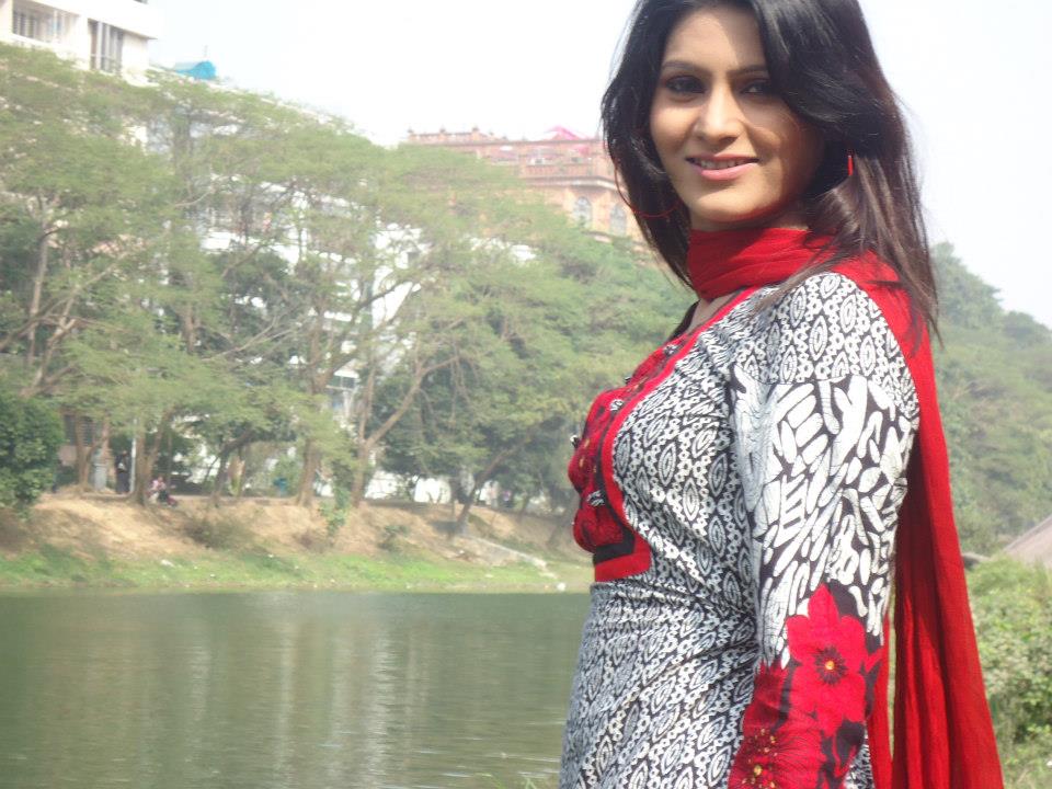 Lifestyle of Dhaka: Model Wahida Rahi Photo Shoot at Dhanmondi Lake