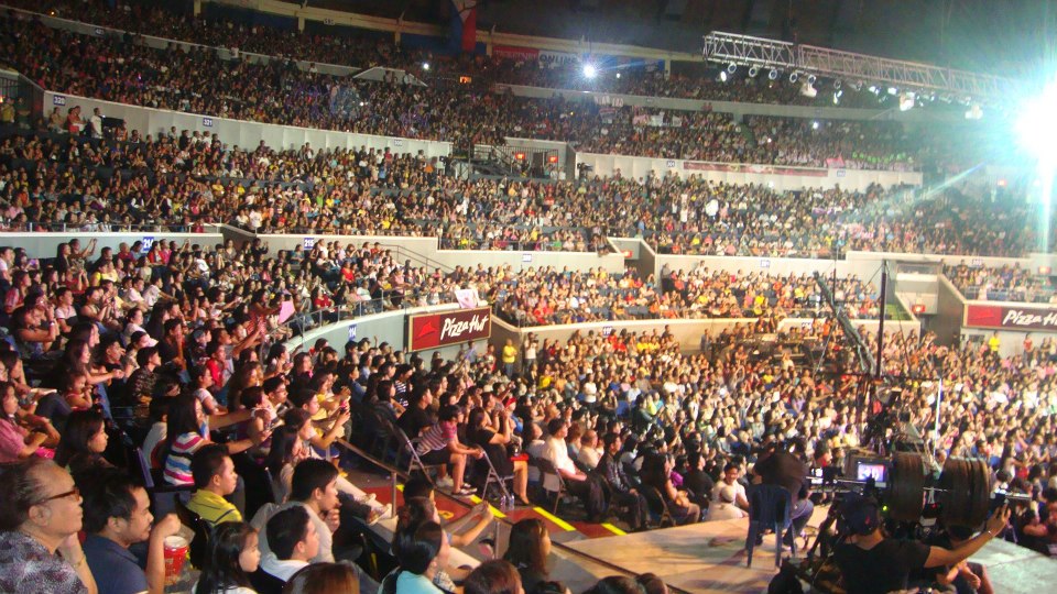 15 000 Fans Flock Araneta for Walang Hanggang Pasasalamat Concert ...