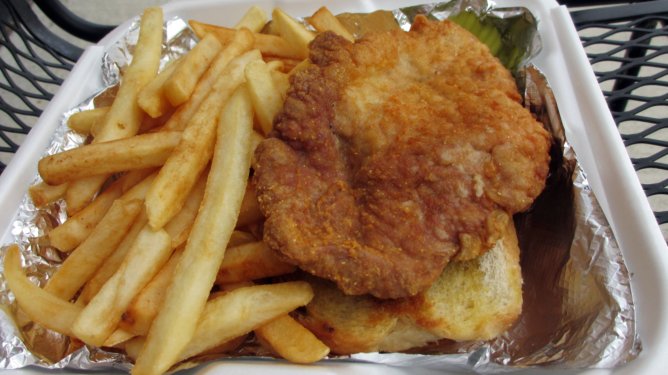 Des Loines: Rich's Muskie Lounge in Ventura Iowa