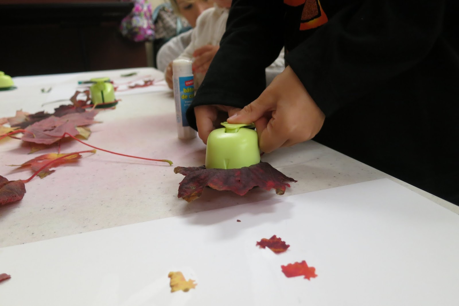 Toddler Art Class: Leaf Punching : library makers