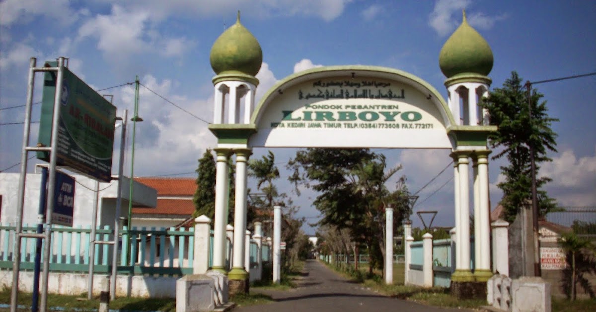 Review: Pondok Pesantren Lirboyo itu... - Kolase Pesantren